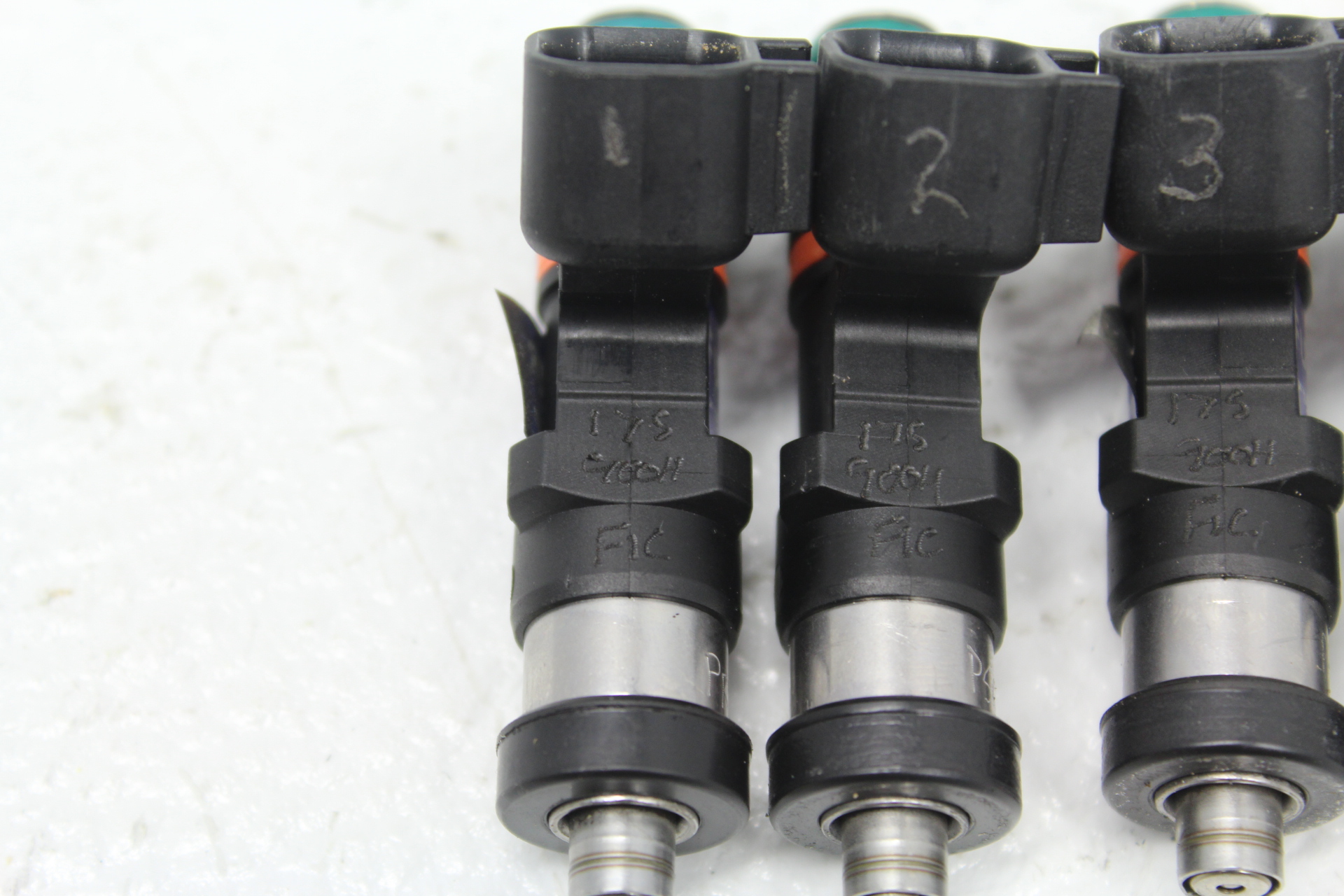 02-14 SUBARU WRX & 07-19 STI FUEL INJECTOR CLINIC FIC 900CC TOP FEED ...